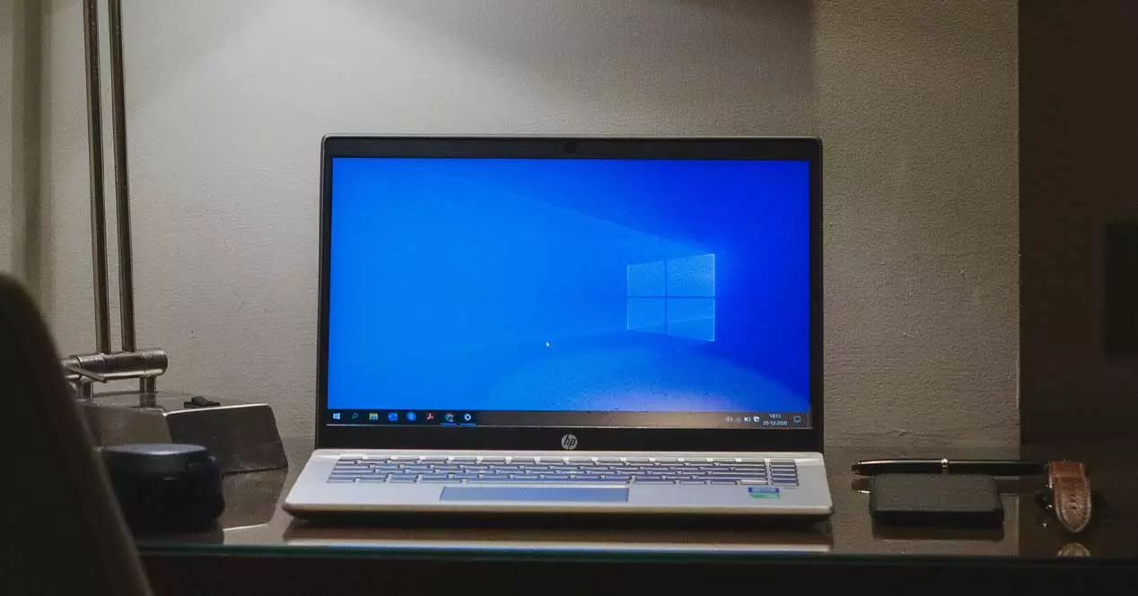 Windows-laptop op bureau