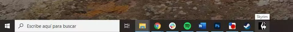 Logħba ippinjat mal-Windows 10 taskbar