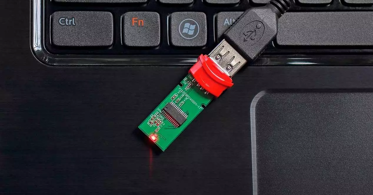 USB zibatmiņa savienota ar datoru
