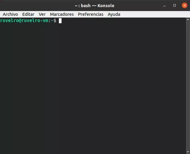Подобно терминалу GNOME для рабочих столов GNOME, Konsole является эмулятором по умолчанию для систем KDE. Хотя это относительно простой TTY, он скрывает в себе большой потенциал. Помимо множества параметров настройки, он также поддерживает вкладки и поддерживает закладки, чтобы упростить работу пользователей. Главный их недостаток, как это часто бывает с программами KDE, в том, что они тяжелее и медленнее, потребляют больше ресурсов.