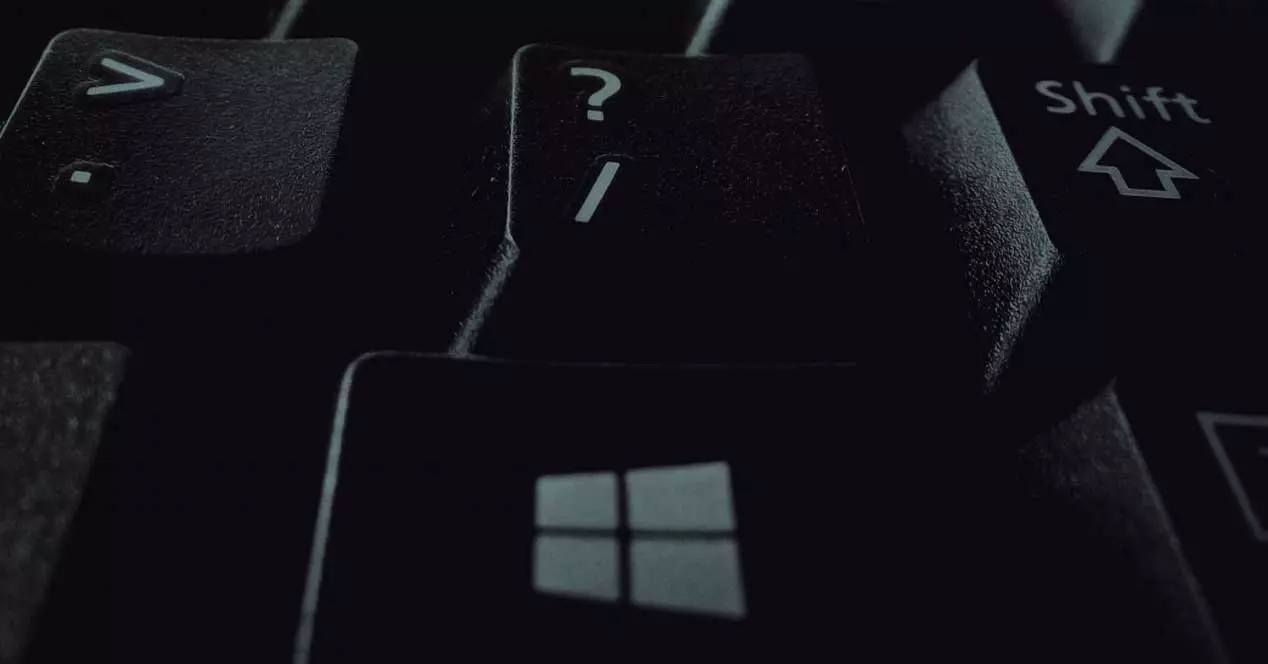 Tastiera e kompjuterit me tasti Windows Shift