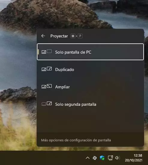Sebenzisa iimonitha ezimbini Windows 11