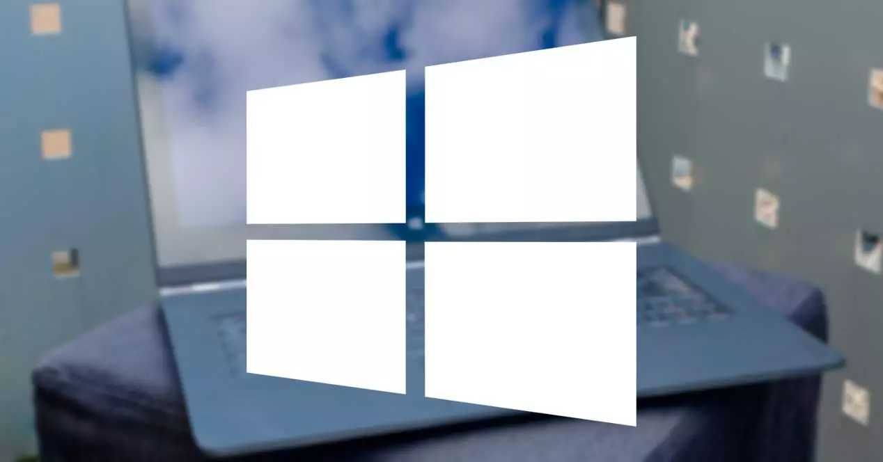 Prenosni računalnik z logotipom Windows 10