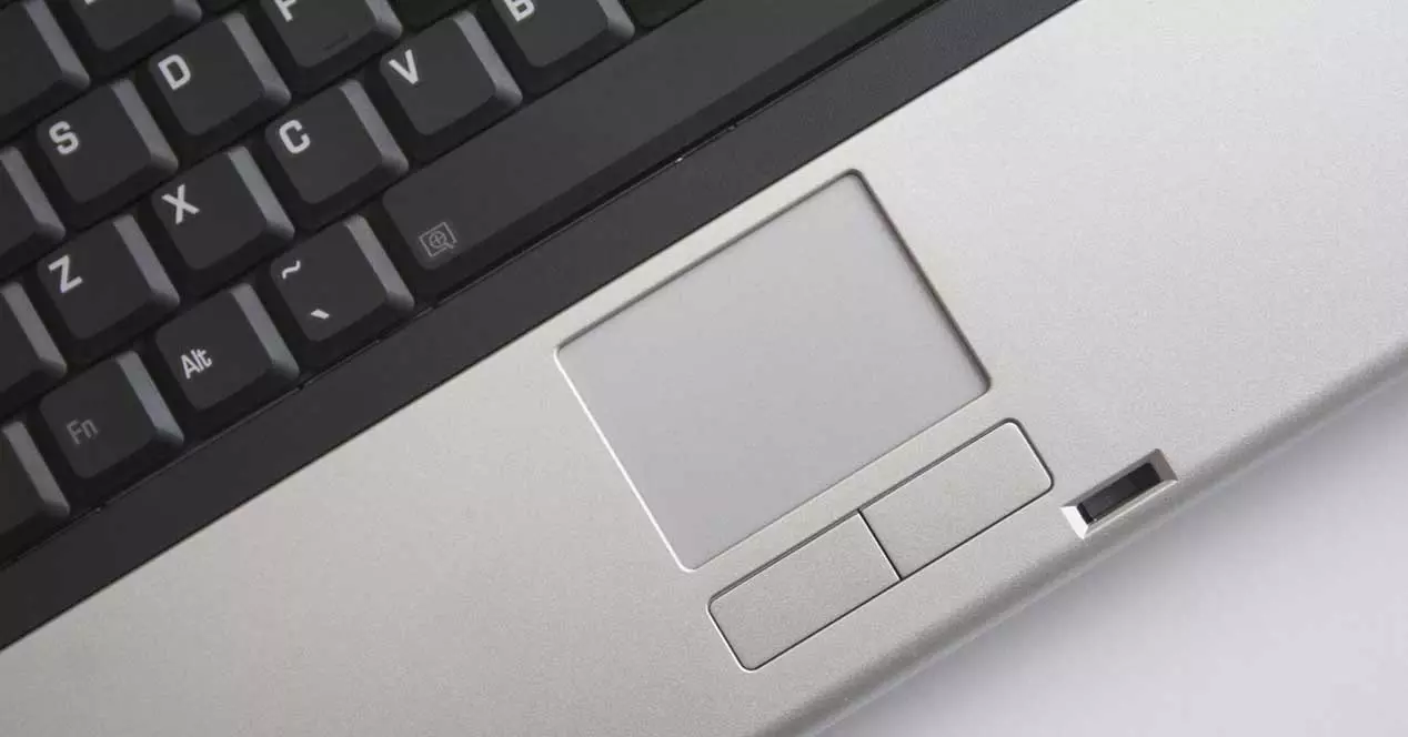 Как да използвате средния бутон на мишката с тъчпада на лаптопа