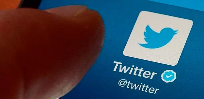 అధికారిక Twitter క్లయింట్లు వారి API ద్వారా పరిమితం కాకుండా ఉపయోగించడానికి